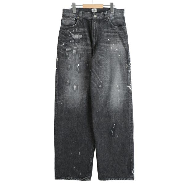 1947年モデルを踏襲しつつジッパーフライにアレンジした、ブランド定番ワイドストレートのデニムパンツ。コインポケットやサイドシームにセルビッチを配し、隠しリベット構造の5ポケットでヴィンテージ仕様を再現。色落ちやリペア加工を施したリアルな風...