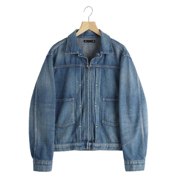 グレイニーな風合いが際立つデニム生地を使用した、奥行きのある表情が魅力のジップアップジャケットです。フロントジップ仕様と大きめのパッチポケットが、ほどよいワーク感と洗練された無骨さを演出。素材はコットン100％のしっかりとしたデニムで、着込...