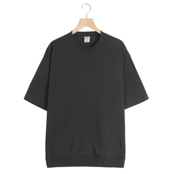 涼感としなやかな肌触りが魅力のサマーニットTシャツです。クルーネックのシンプルな半袖デザインに、裾のみリブ編みを取り入れることでさりげないアクセントをプラス。裾リブが腰回りを軽く引き締め、自然な丸みと立体感のあるシルエットを演出します。上質...
