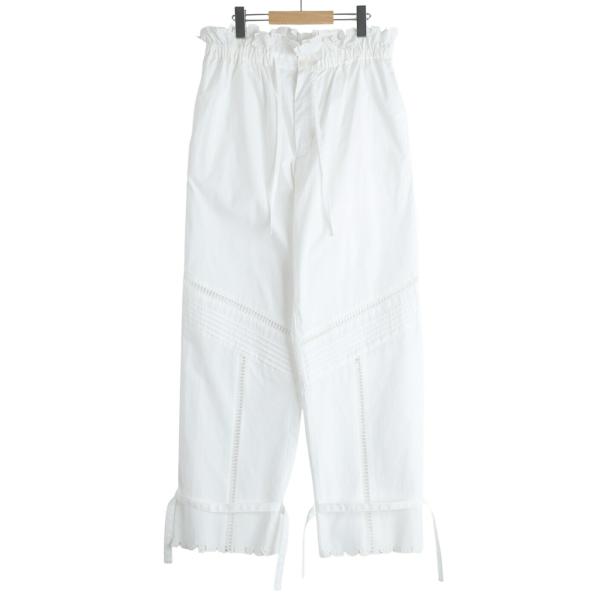 フリル状のシャーリングゴムウエストにドローストリングを備え、快適さとフェミニンさを両立した軽やかコットンパンツ。膝下?裾にかけてラダーレース風の透かし編み切り替えを施し、涼しげで上品な印象に。裾はリボンで絞れてシルエット調整可能。吸湿・通気...