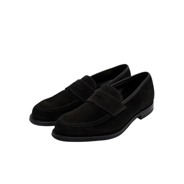 クラシックなペニースウェードローファー「ボストン2」の裏地なしモデル。1枚革仕立てで足馴染みが良く、柔らかく軽い履き心地。最高級ダークブラウンスウェードに、軽量で洗練された新作「シティ」ラバーソールを装備し、耐水性・耐久性も確保。木型はラス...