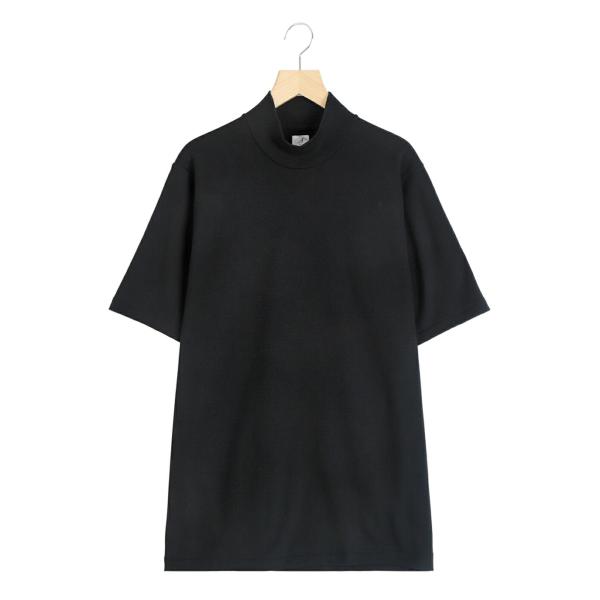 オランダ軍のジムウェアに使用されていた生地を忠実に再現した、定番人気のモックネックTシャツ。柔らかなグログラン素材（コットン98%・ポリウレタン2%）を使用し、ほどよいネックは伸縮性に優れ、着用時のストレスを軽減。スタンダードシルエットでシ...