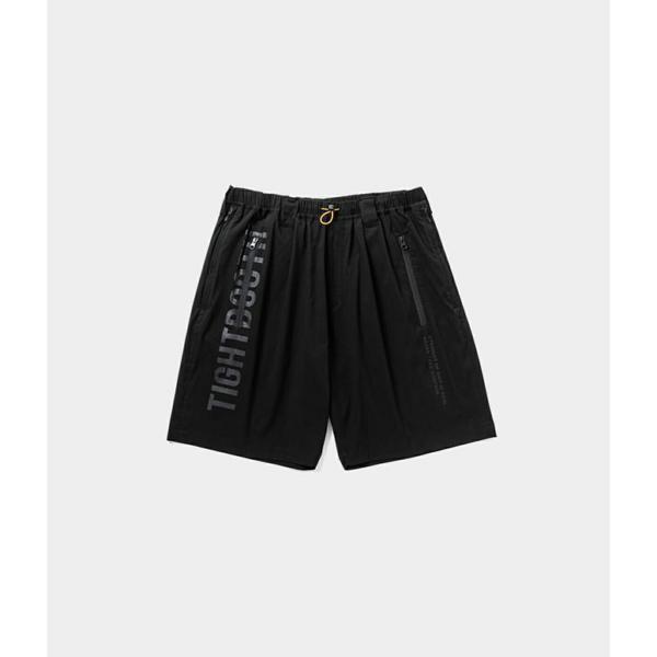 同系色のロゴプリントで上品に主張する`LABEL LOGO BOARD SHORTS`。軽量で程よいストレッチ性を備えたシアサッカー生地を使用し、清涼感と動きやすさを両立。ウエストはベルトループ付きのゴムバンドに外出しドローコード＋コードタ...