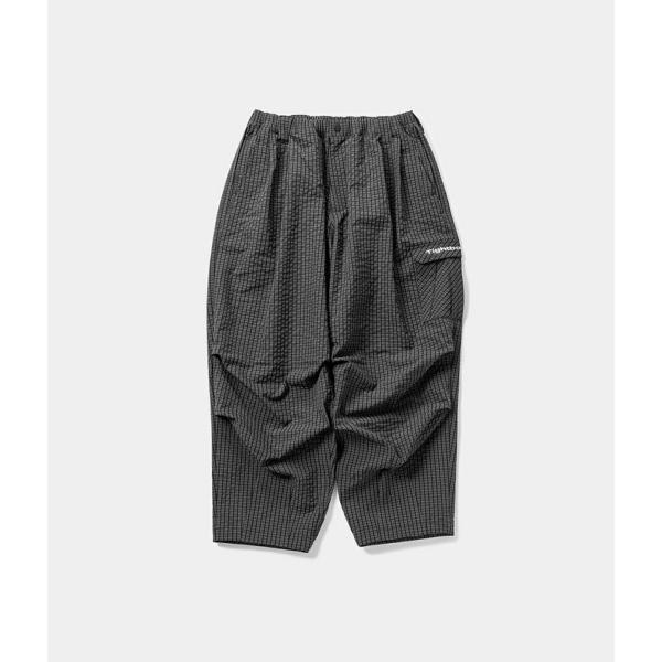 凹凸感のあるチェック生地が映えるTIGHTBOOTHのオリジナルバルーンパンツ。ポリエステル×レーヨンの軽量素材で肌離れがよく快適。ゴム入りウエストにベルトループ＋内出しスピンドルで調整しやすく、左腿フラップ付きパッチポケット（ロゴ刺繍）に...