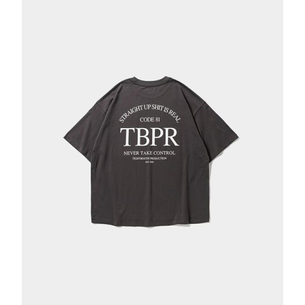 TIGHTBOOTH 26SSのメッセージ半袖Tシャツ。バックにアイコニックなメッセージをシルクスクリーンプリントし、フロント左胸はロゴプリントの上にサイドオープニングのパッチポケットを重ねたデザイン。6.3オンスの定番コットン天竺（綿10...