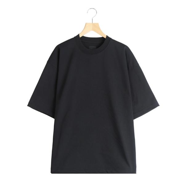 毎シーズン高い人気を誇る、ヘビーウェイト仕様の半袖Tシャツです。裾にドローコードを備え、シルエットの調整が可能。コットンライクな度詰めのポリエステル糸を使用することで、しっかりとしたハリ感がありながら快適な着心地に仕上げています。クラシック...