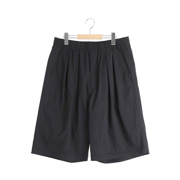 アメリカントラディショナル定番の2プリーツショーツを、DAIWA PIER39流にスポーティーにアップデートした新作。チノやウールトラウザーズのようなベーシックさを現代解釈し、ウエストにドローコードを配して着脱とフィット調整を簡単に。ナイロ...