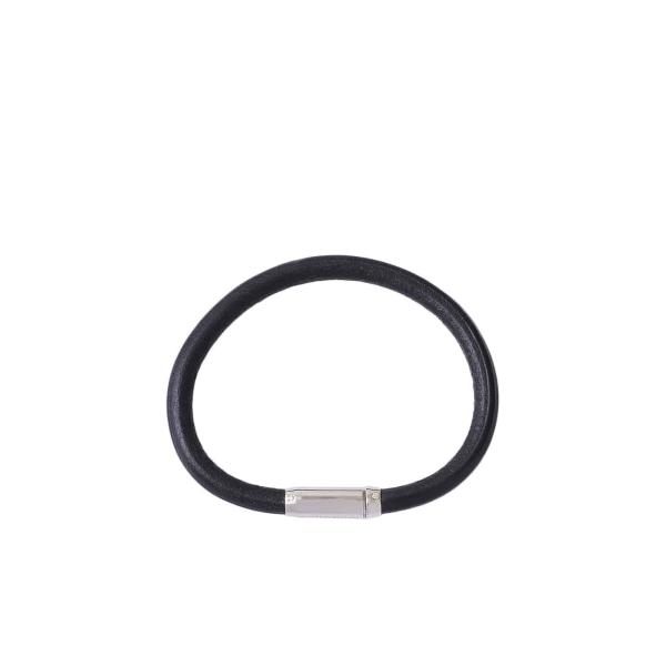 END CUSTOM JEWELLERSが手がける、温かみのある表情が魅力のレザーブレスレットです。極太のレザーを贅沢に使用し、存在感がありながらも上品な印象に仕上げられています。ジョイント部分には真鍮にシルバーコーティングを施し、高級感を...