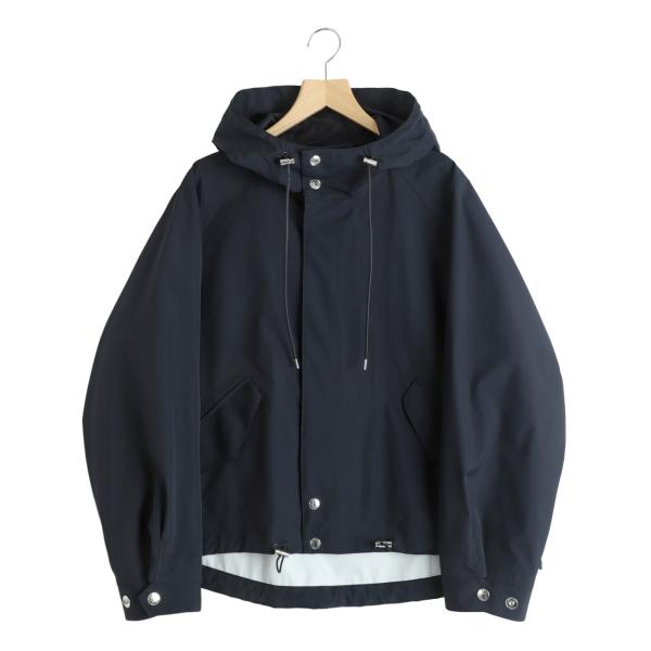 上品さ漂うショート丈のフーデッドパーカー。ブランドロゴ入りメタルスナップや、ロゴを配したシームテープがアクセント。フードと裾のドローコードでシルエット調整ができ、レギュラーフィット＋ラグランスリーブで動きやすい。撥水・防水・透湿に優れた3層...