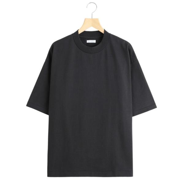 滑らかな肌触りが魅力の半袖カットソー。丸胴のシームレスボディに、ほどよく立ち上がるネックが上品なアクセント。糸に適度なツイストを施すことでシャリ感を持たせつつ、超長綿本来のなめらかさと光沢を両立し、着込むほど風合いが増す素材を採用。ほどよく...