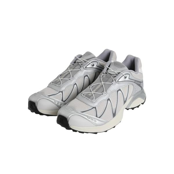 SALOMONのDNAとXT系譜を受け継ぐモダンモデル。マット×光沢のコントラストと異素材レイヤーで高級感を演出し、リッチなアッパーが都会的な印象。波状のSensiFitとQuicklaceで素早く精密にフィットし、砂よけタンと目の詰まった...