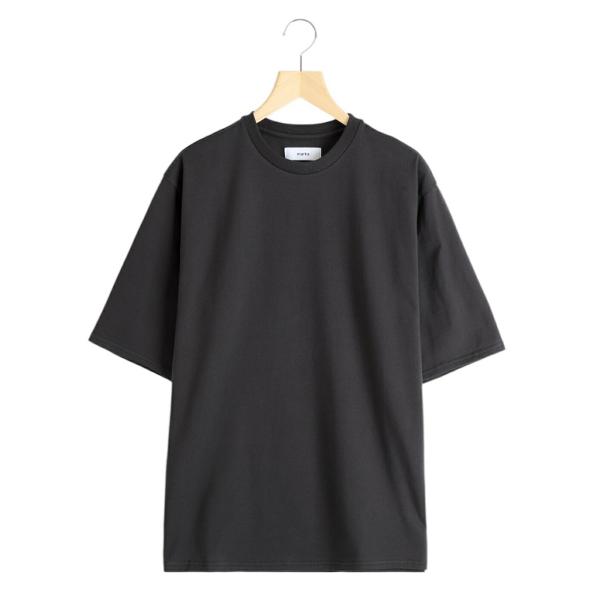 marka定番のベーシックTシャツ。装飾を省いたミニマルなクルーネックで、カジュアルからモードまで幅広く対応。度詰めコットン天竺を採用し、柔らかさと耐久性、軽やかな着心地と適度なハリで美しいシルエットを表現。洗濯を重ねても型崩れしにくく、一...