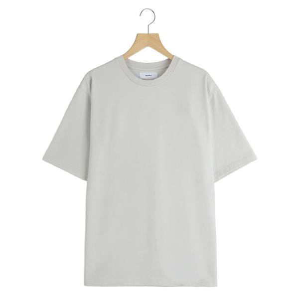 装飾を削ぎ落としたmarkaの定番ミニマルTシャツ。襟はフライス＋ダブルロックで強度を高め、袖口・裾は二本針縫製で型崩れしにくく長く着用可能。40/2オーガニックコットン天竺を密度調整し、柔らかな肌触りに。奥行きのある杢調のヘザーブラックは...