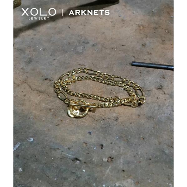 メキシコ・タスコ発《XOLO JEWELRY》にARKnetsのONLY ARKとして別注した、すべてゴールドで統一した2連チェーンブレスレット。異なるチェーンコマを組み合わせ、まるで2本を重ね付けしたような遊び心とエレガントさを両立。素材...