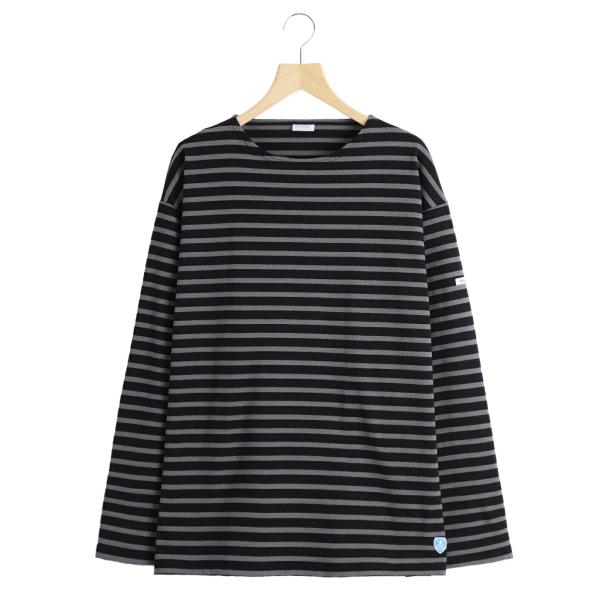 フランス発ORCIVALの定番バスクシャツ。船乗り由来のボートネックや短め袖など、機能性と美しさを兼備した唯一無二のディテールが魅力。爽やかなボーダーはマリンからフレンチカジュアルまで幅広く馴染み、流行に左右されないワードローブの必需品。素...