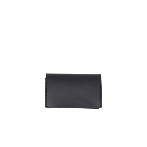 Hender Schemeのミニマルなカードケース。過度な装飾を排し、素材の良さと機能美を際立たせた静かな存在感が魅力。扇形に広がるマチ構造で見た目以上の収納力を備え、カードの出し入れもスムーズ。フラップを留めるベルトがアクセントとなり、ビ...