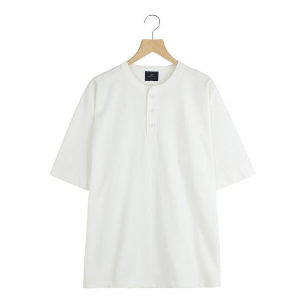 REMI RELIEF NAVY LABELによる、ARKnets限定展開のヘンリーネックTシャツです。余計な装飾を省いたミニマルなデザインに、程よい抜け感を加えた万能な一着。素材には肉厚感と耐久性を備えたコットン１００％の１６／−天竺生地...