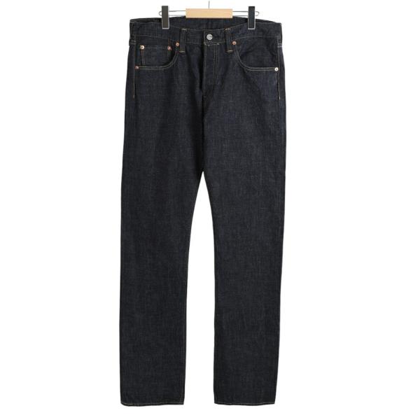 1947年モデルの意匠を受け継ぎつつ現代的にシルエットを整えた「タイプ2」。ムラ糸を用いた12ozオリジナルセルビッチデニムは自然な凹凸と鮮やかな縦落ちが魅力で、経年変化を存分に楽しめる一本。やや浅めの股上と細身ストレートが美脚効果を生み、...