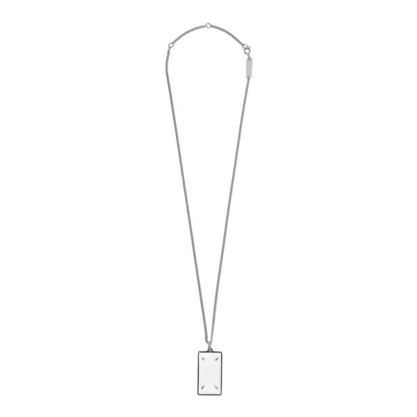 縦長スクエアのプレートトップが印象的なロングネックレス。中央にブランド象徴の4ステッチを配し、ミニマルながらさりげないアクセントに。主張しすぎない程よい存在感で、デイリーからモードまで幅広く対応します。胸元まで届くロングチェーンはレイヤード...