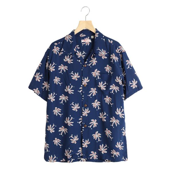 1950年代後期の「NATIONAL」が手がけた復刻アロハシャツ“SCATTERED PALMTREE”。スポーツウェアとしても着用され始めた時代背景を反映し、強すぎない柄と落ち着いた配色で爽やかな印象。小さめモチーフのオールオーバー柄でゴ...