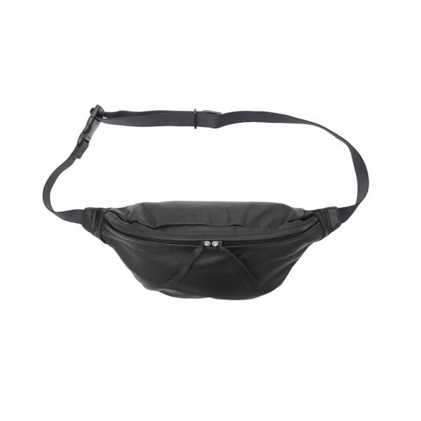 Hender Schemeらしいミニマルデザインのレザーウエストポーチ。肉厚でしなやかなカウレザーを贅沢に使用し、カジュアルになりがちなウエストバッグを上品に格上げします。しっとりとした手触りと自然な艶感が特徴で、使い込むほどに風合いが増す...