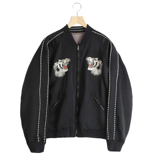 黒一色のボディに白虎が吠える迫力ある絵柄を配し、リブやロープパイピングもモノトーンで統一した、大人の雰囲気漂うスーベニアジャケットです。リバーシブル仕様で、裏面はパープルグレーのボディに黒糸のみで龍と日本地図を繊細に表現した粋なデザイン。光...