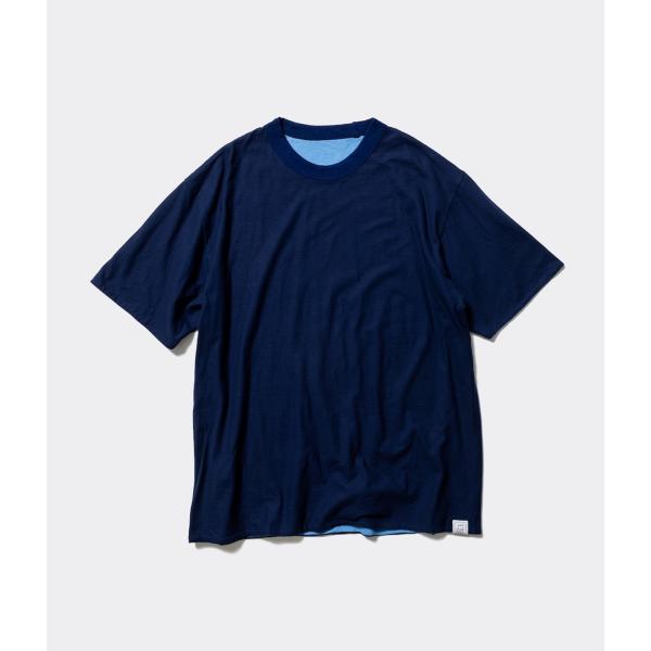 70年代ヴィンテージを着想に、現代的なバランスで仕上げたリバーシブルTシャツ。A面はソリッド、B面はネック配色のリンガーTとして2WAYで着用可能。細番手コットンを強撚したドライな天竺で、吸汗性があり肌離れも良く、暑い季節もさらっと快適。サ...
