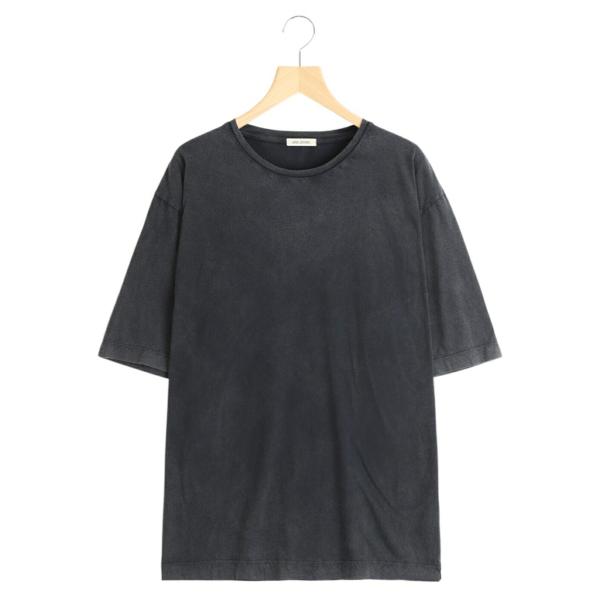 ヴィンテージライクな加工で生じる自然な色ムラと独特の風合いが魅力のTシャツ。無地のミニマルデザインで、一枚着でもインナーでも活躍。スタンダードなクルーネックに、袖・裾のステッチがさりげないアクセントとなり耐久性も向上。柔らかく肌当たりの良い...