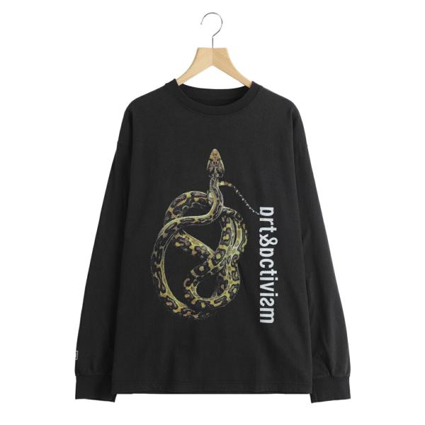 人気TシャツをベースにデザインをアップデートしたロングスリーブTシャツ。特殊加工を施したボディで、古着のような毛羽立ちやフェード感、着古したような柔らかさを表現しているのが特徴です。プリントもボディ加工に自然になじむよう濃度や風合いを細かく...