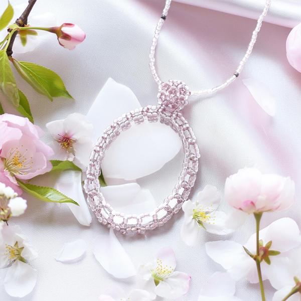 【デザイン】　小さな文字を見る時に便利な、ネックレスタイプのル　ーペペンダント。　パステルピンクのビーズが軽やかで柔らかく、上品な　印象を与えてくれます。　メニューや書類、お薬の説明書などを見る時に、鞄や　ポケットから取り出す手間がなく、必...