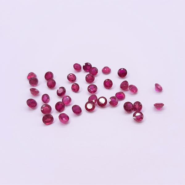 天然石ルース（裸石）・ルビー / ラウンド【2.5mm】（１粒）　ランダム発送素材　　ルビーカット　ラウンドサイズ　2.5mm　宝石の女王とも呼ばれる程鮮烈な華やかさを持つルビーの性質は情熱的であり、官能的なあでやかさがあります。古くから勝...