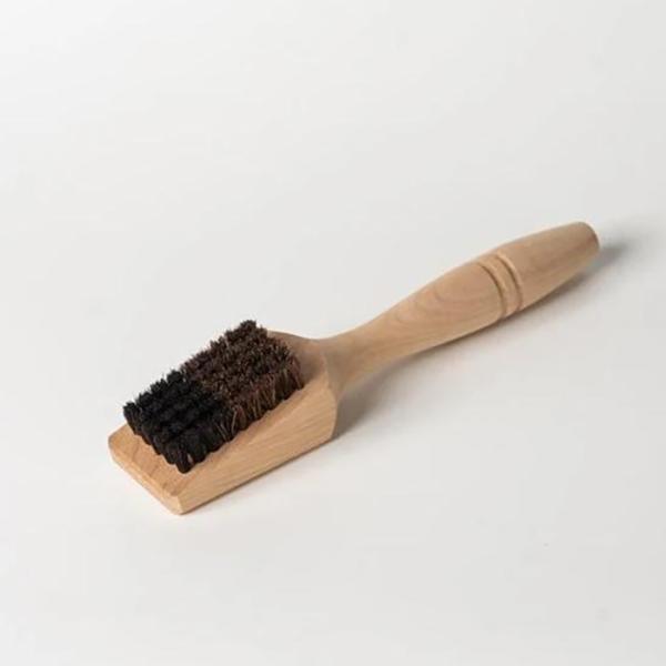 【スマートフォンの場合は下記の「もっと見る」から詳しい情報をご覧ください】◇2色の馬毛でプロのブラシをこれ一本に普段、プロは様々な用途に応じて複数のブラシを使い分けますが、その手間を省いてしまいましょう。黒馬毛（硬め）を前方に、茶馬毛（軟ら...