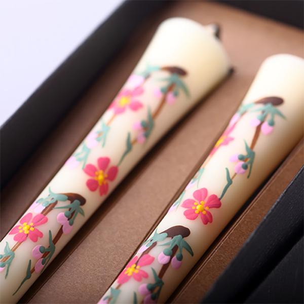 【スマートフォンの場合は下記の「もっと見る」から詳しい情報をご覧ください】◇四季の花ろうそく 10cm 2本入【桜】創業明治26年。越後新潟で1本1本気持ちを込めて丁寧に描かれる、小池ろうそく店の「花ろうそく」です。こちらはやや小さめの「1...