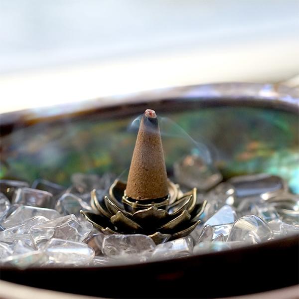 【スマートフォンの場合は下記の「もっと見る」から詳しい情報をご覧ください】◇ルカス ロータスフラワー お香立て コーンタイプ用蓮の花をイメージしたコーン型お香専用のお香立て。酸素の巡りが良くなるのでお香が燃焼しやすくなります。日々の浄化、浄...