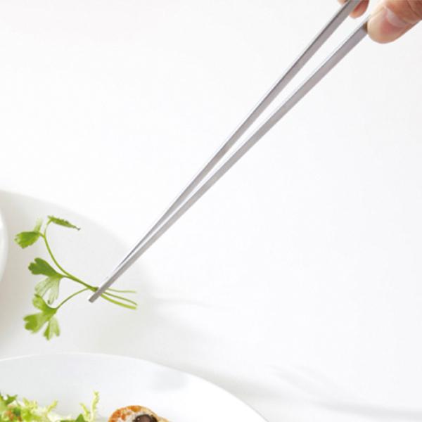 【スマートフォンの場合は下記の「もっと見る」から詳しい情報をご覧ください】◇EAトCO イイトコ ／ サイバシ トングトングのようにしっかりとつかめる菜箸です。ステンレス製なので揚げ物や焼き物に使っても大丈夫。先が自然にそろうので、繊細な盛...