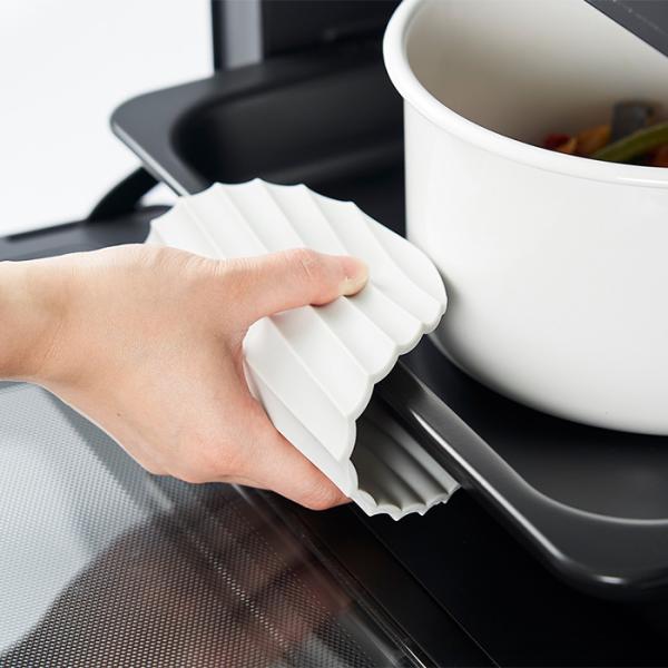 【スマートフォンの場合は下記の「もっと見る」から詳しい情報をご覧ください】◇EAトCO イイトコ ／ ナミ シリコーンマット鍋つかみに、鍋敷きに。手にも器にも優しいシリコーンゴム素材。熱に強く、滑りにくいシリコーンゴム製なので、つかむ、敷く...