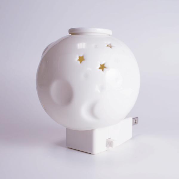 月の満ち欠けをイメージしたアロマランプ満月や三日月など、月の満ち欠けをあしらったソケット型のアロマランプです。ライトを点けると月や星が浮かび上がります。●主な仕様■本体：直径75×高さ90(mm)■電球：E12 5W■芳香範囲：半径1m2※...