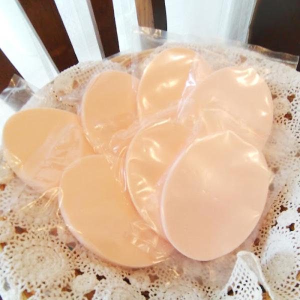 フェイシャルクレイパックの拭き取りにとても便利です。きめは、スタンダードになります。あらゆる肌タイプにお使いいただけるオーソドックスタイプです。フェイシャルスポンジ1枚入り【品質表示】PVA(ポリビニルアルコール)【サイズ】幅85ｍｍ×長さ...