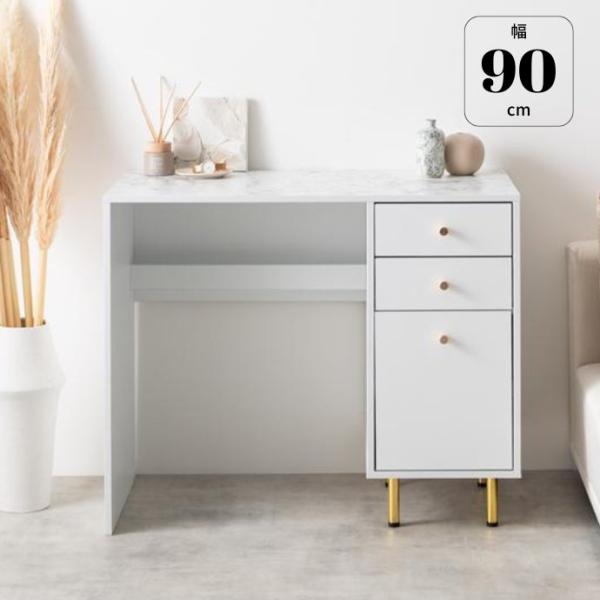 天板の大理石柄とゴールドのあしらいが特徴の引き出し付きデスク。大人かわいいデザインの本体とスタイリッシュなゴールド脚付きで、置くだけでお部屋の雰囲気を高めてくれます。ワンルームにぴったりのコンパクトサイズながら、3杯の引き出しやコード収納付...