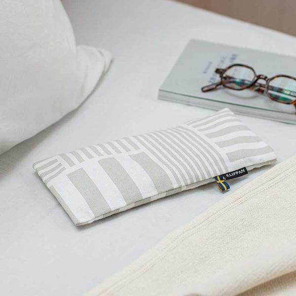 リラックス効果があるといわれているラベンダーの香りのアイピロー。カバーは北欧スウェーデンのブランド、クリッパンの生地です。ブランド：KLIPPAN/クリッパンデザイナー：muovo（ムオヴォ）素材：外袋-コットン100%（キャンバス）中袋-...