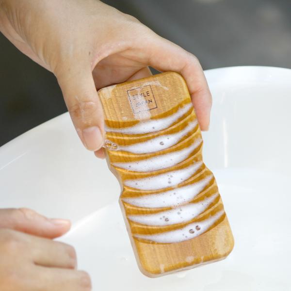 桜の木の洗濯板です。旅行などにも持っていける便利なミニミニサイズ。