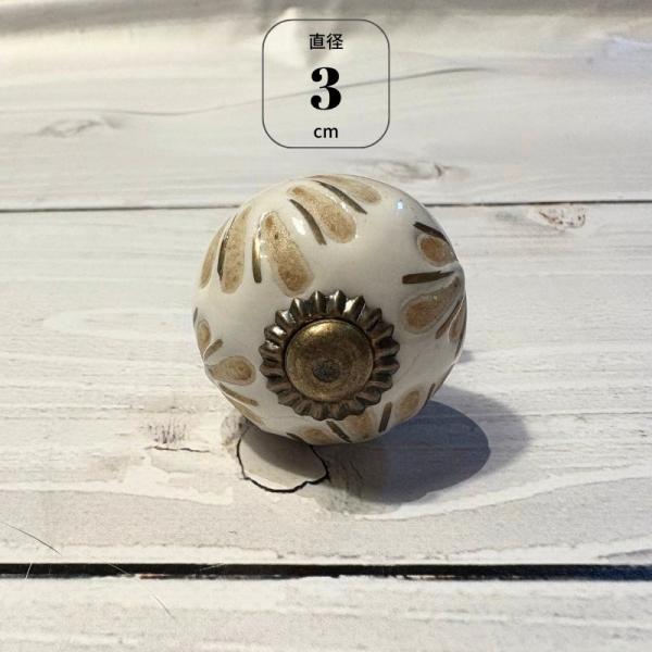 セラミック製のアンティーク調ノブ！家具に付け替えてプチリメイクしたり、カラーボックスなどの扉をDIYするときに持ち手としてつけてみたり。ツマミを交換するだけで家具やお部屋の雰囲気がぐっと変わりますので好きな所に付けてアレンジして下さい。サイ...