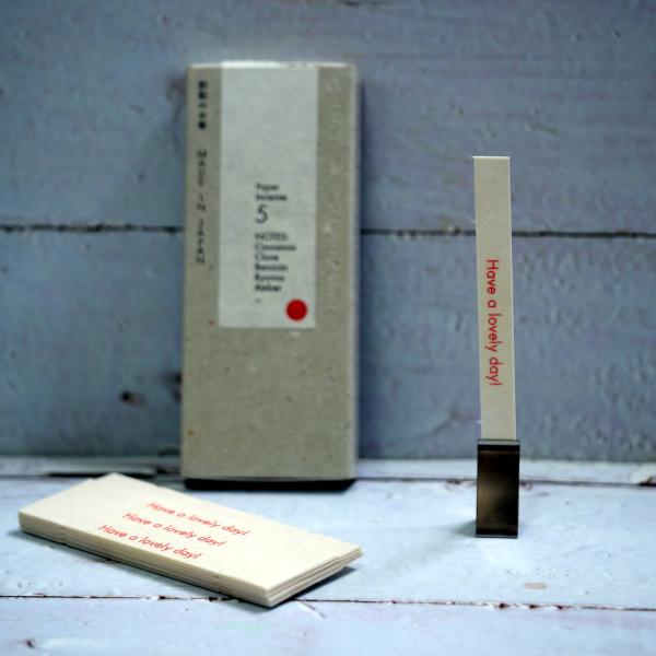 WASHI INCENSE　和紙のお香薫寿堂が誇る特許技術を活かしてつくった和紙のお香です。優雅な沈香の香りやまろやかな白檀の香りなどをベースとした全５種の香りがラインナップ。ポジティブなメッセージがプリントされています。Have a lo...