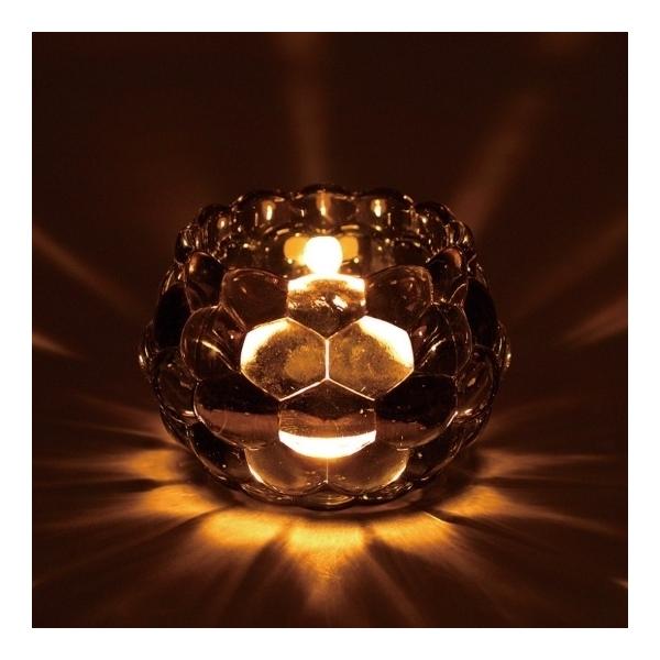 【スタッフのコメント】インテリアをワンランク上の空間にする、ガラスのキャンドルホルダーです。ずっしりと厚みのある型ガラスの中の層に色がついていて、外側の波形のガラスが映り込み、その表情を広げてくれます。大きすぎない使いやすいサイズで、植物ア...