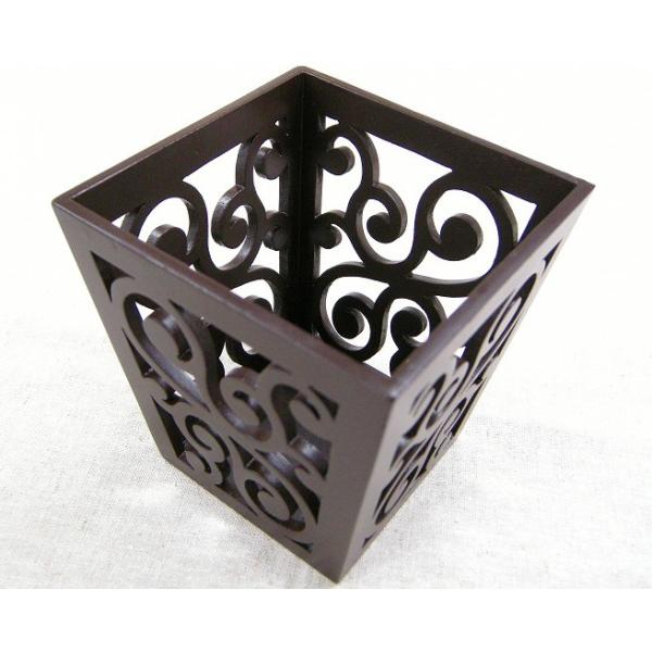 【スタッフのコメント】モダンインテリアの雰囲気を演出！小さな観葉植物のプランターカバーやサングラスなどを入れて小物入れに！もちろん、お部屋のインテリアとしてもとってもカワイイです♪【サイズ】　サイズ：110mm(下85mm)×110mm(下...