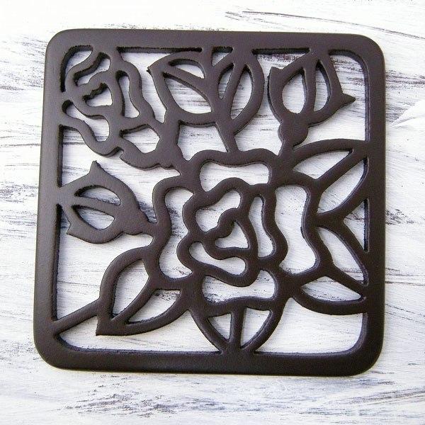 【スタッフのコメント】受け台としての機能は十分に果たしながら、モダンな中にも東洋的なエッセンスを兼ね備えた透かし彫りデザインを楽しめるコースターです。内装材として、壁に飾ったりしてもステキですよ♪【サイズおよび質量】　サイズ：w100mm×...