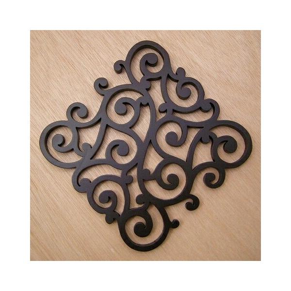 【スタッフのコメント】受け台としての機能は十分に果たしながら、モダンな中にも東洋的なエッセンスを兼ね備えた透かし彫りデザインを楽しめる鍋敷きです。【サイズおよび質量】　サイズ：200mm×200mm×10mm　質　量：100g【カラー】　ダ...