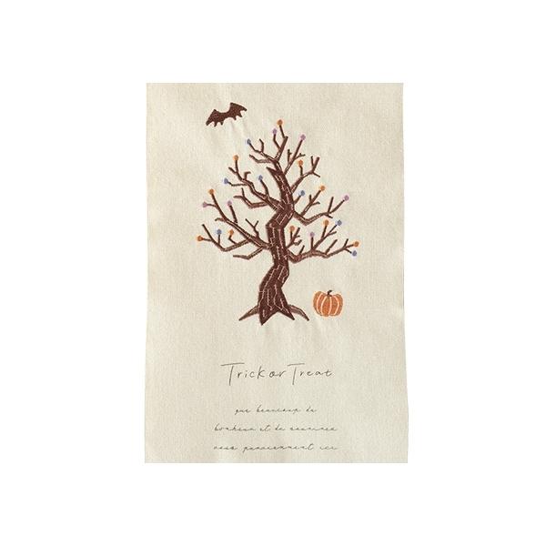 【スタッフのコメント】刺繍のタペストリーです。壁掛け用のバーと紐が付属されているので、玄関、リビングキッチンなどどこにでも飾ることができて、とっても便利です。【サイズ】w245mm×d15mm×h205mm布部分／210mm×390mm【質...