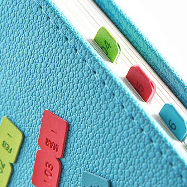 【発売日：2021年12月17日】手帳やメモ帳、ノートに使うインデックスシール。1年間しっかり使えるように合皮製です。紙のインデックスとは異なりよれにくくビジネスの手帳にもマッチします。各月名のインデックスは、月間ページの先頭のページに使っ...