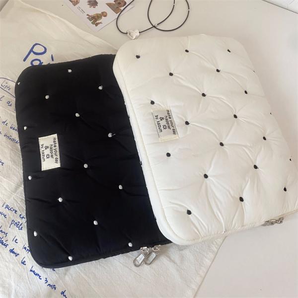 【商品特徴】防水機能：外部は撥水加工が施され、雨の日も安心して持ち運べます。高いクッション性：内部は衝撃吸収素材でPCやタブレットをしっかり保護。軽量設計：持ち運びラクラクで、日常使いから通勤・通学まで幅広く対応。おしゃれなデザイン：ドット...